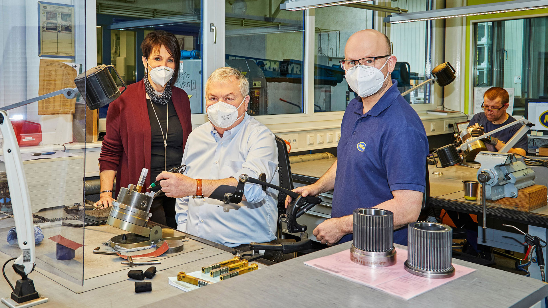 Exoskelette erleichtern Arbeit bei Miba Sinter | Arbeiterkammer ...