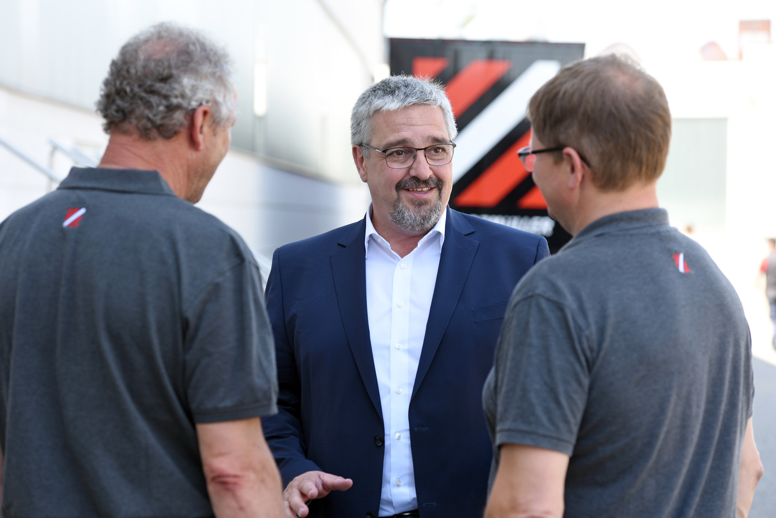 Stangl besucht Schwarzmüller | Arbeiterkammer Oberösterreich